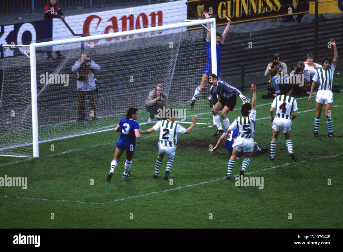 Everton's Pat van den Hauwe (3) and Derek Mountfield (behind goal ...