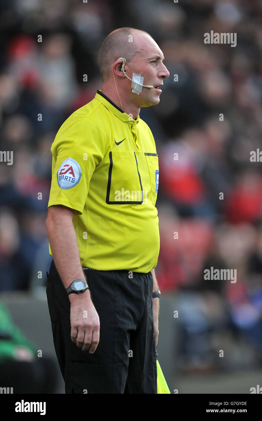Assistant referee matthew parry hi-res stock photography and images - Alamy