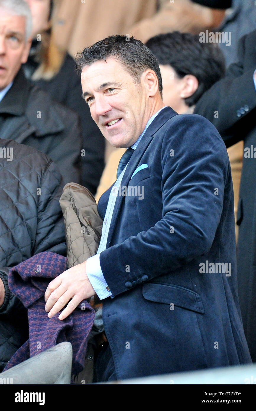 Callum on bench game hi-res stock photography and images - Alamy