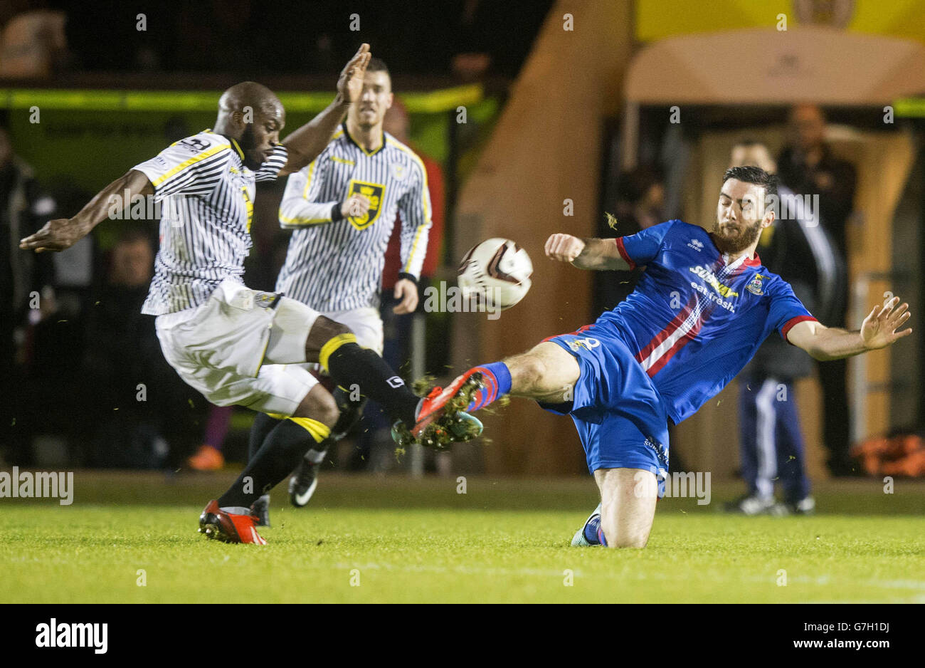 Inverness Caledonian Thistle Ross Draper (right) and St Mirren Isaac ...