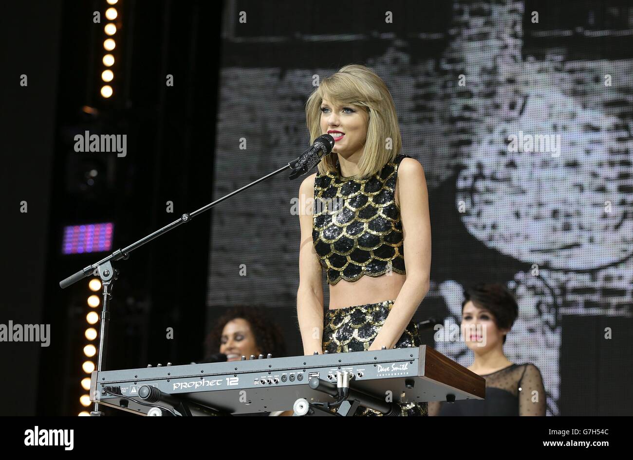 Taylor swift concert jingle bell ball hi-res stock photography and ...