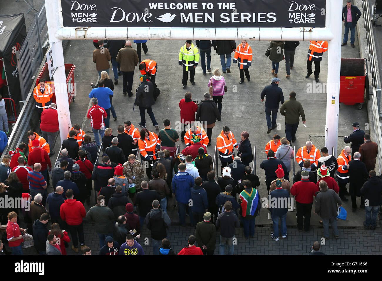 Dove advert hi-res stock photography and images - Alamy