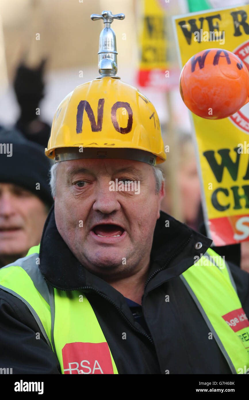 Crowds gather for the Right2Water anti-water charges protest outside ...