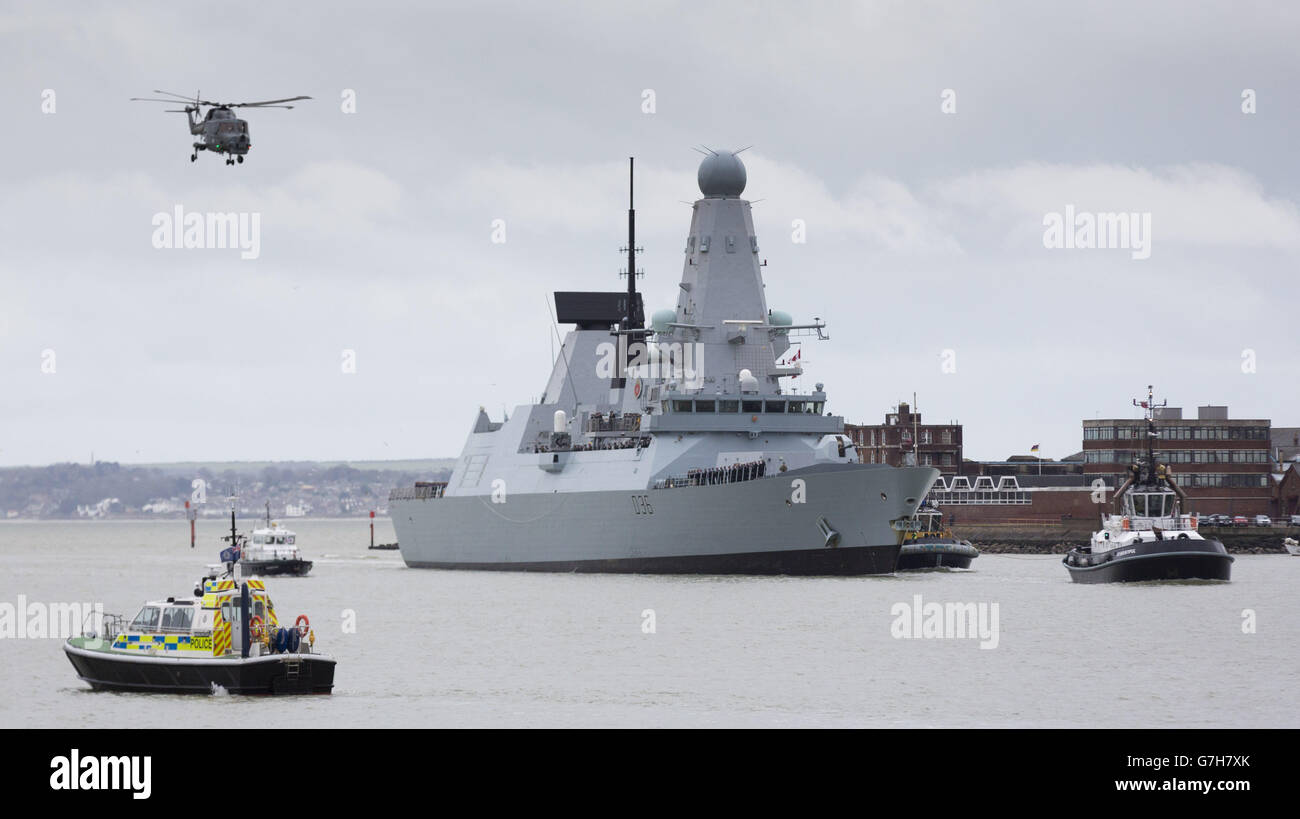 HMS Defender returns to the Royal Navy dock yard in Portsmouth for ...