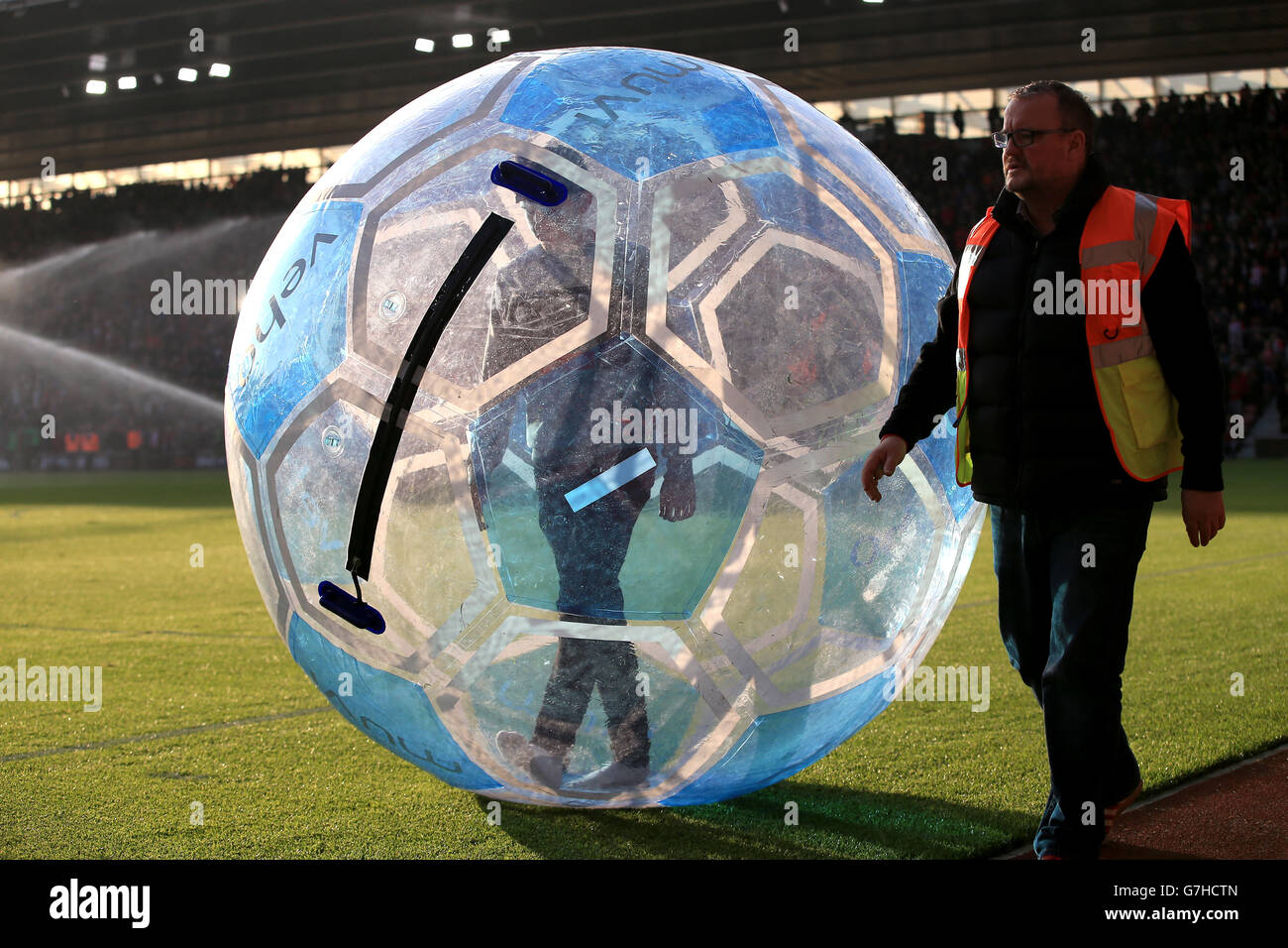 Soccer pitch half time hi-res stock photography and images - Alamy