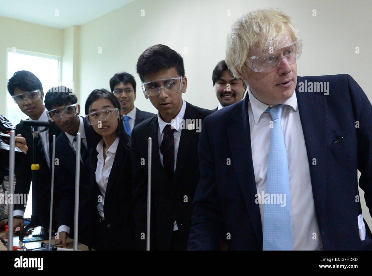 College students in physics hi-res stock photography and images - Alamy