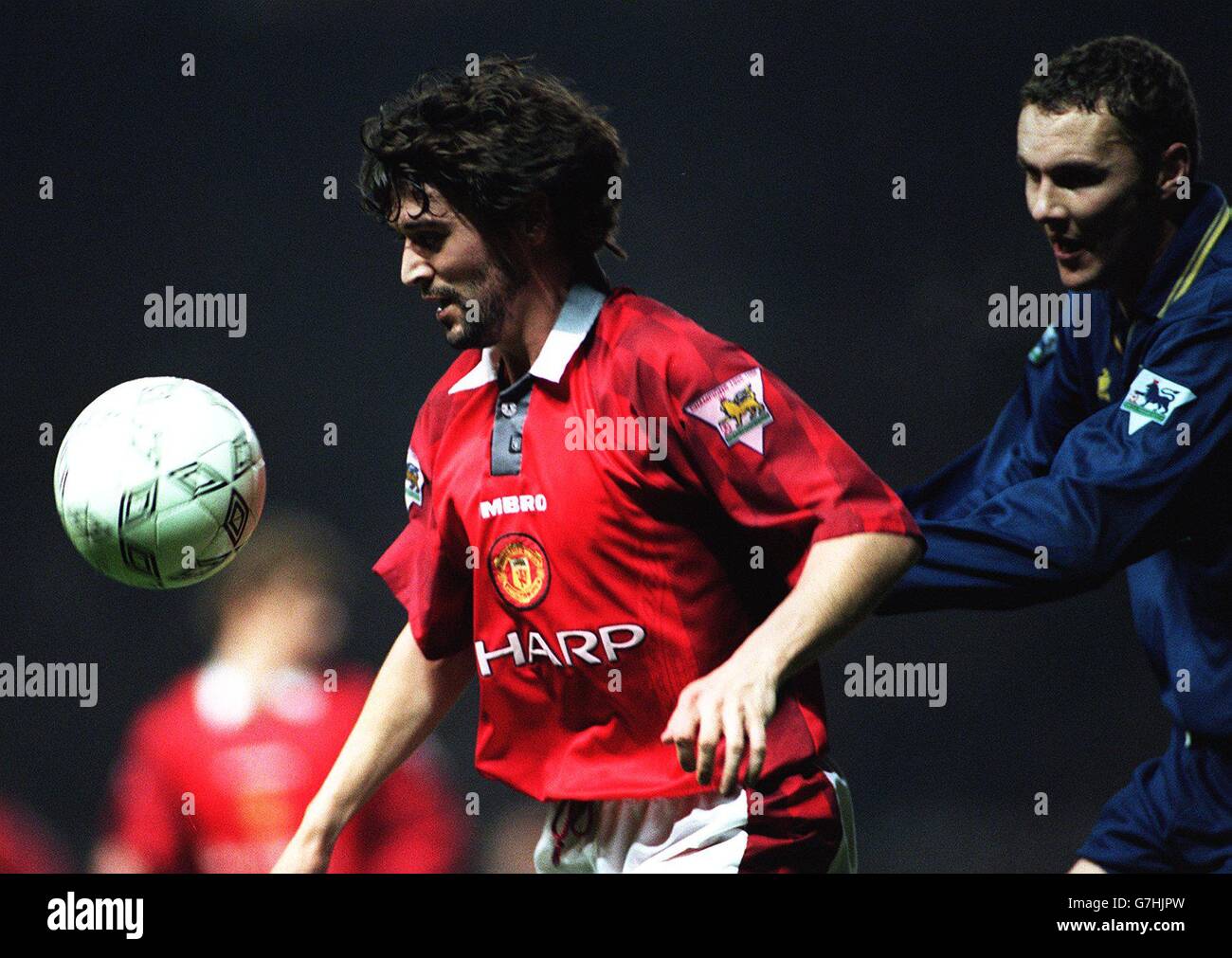 Roy Keane of Manchester United (left) shields the ball from Dean ...