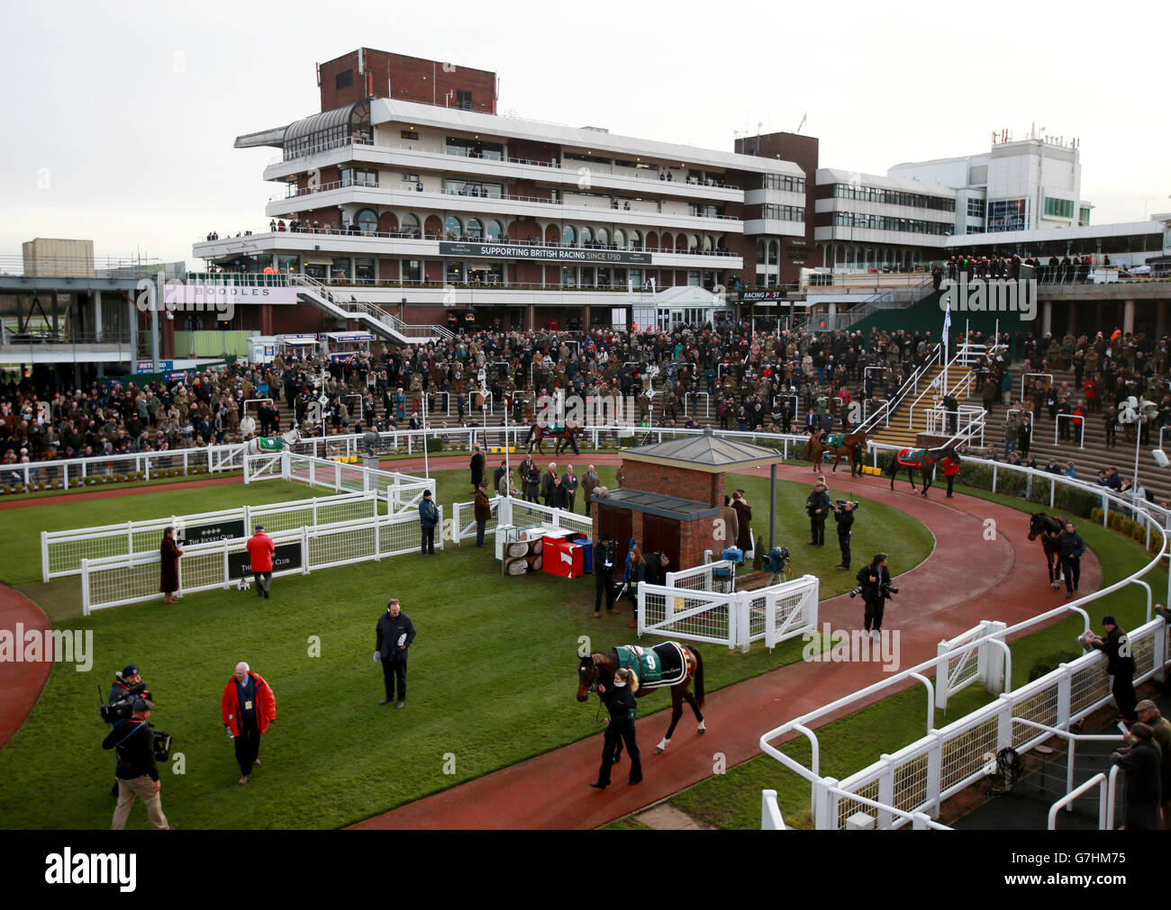 Cheltenham racecourse crowd view hi-res stock photography and images ...