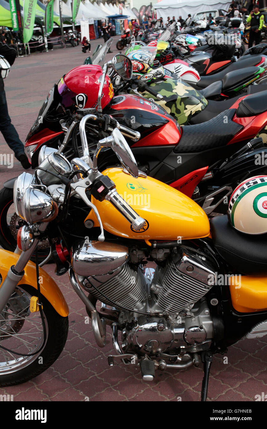 Row of motorcycles hi-res stock photography and images - Alamy