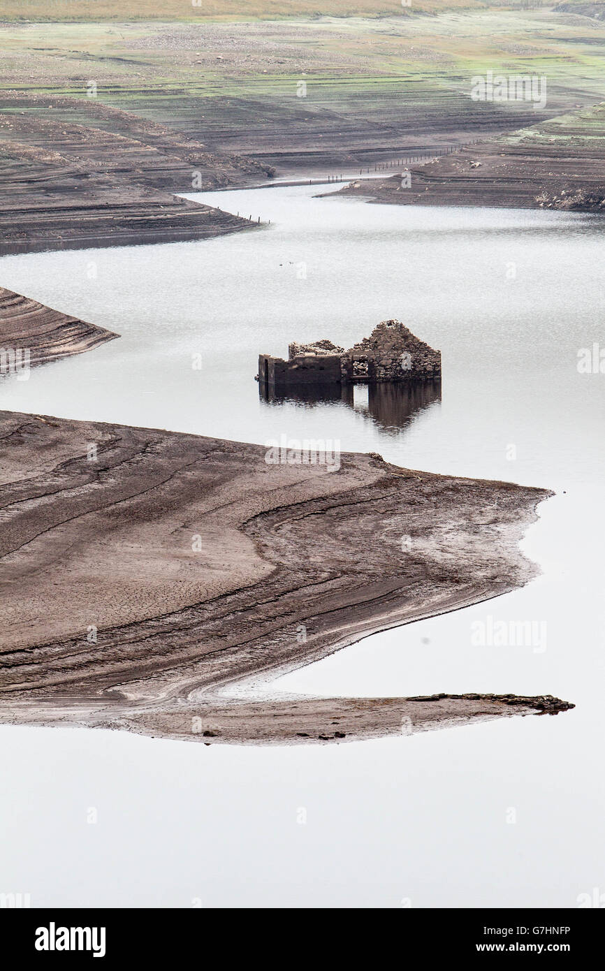 Upper Glendevon Resevoir Scotland showing low water levels Stock Photo ...