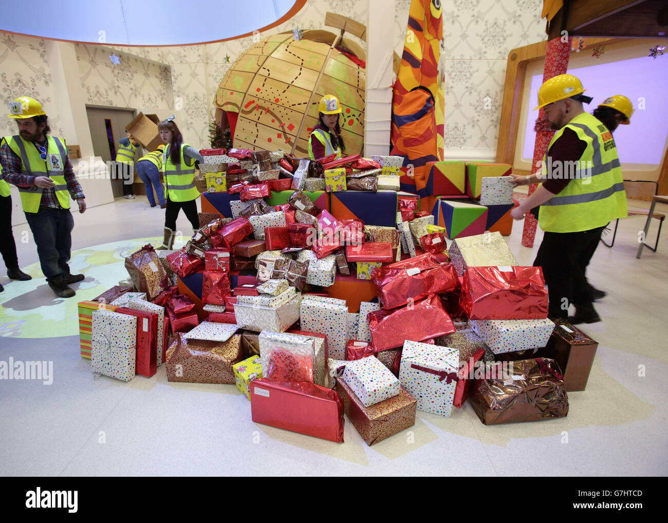 Volunteers from The Catlin Kindness Offensive delivering presents to ...