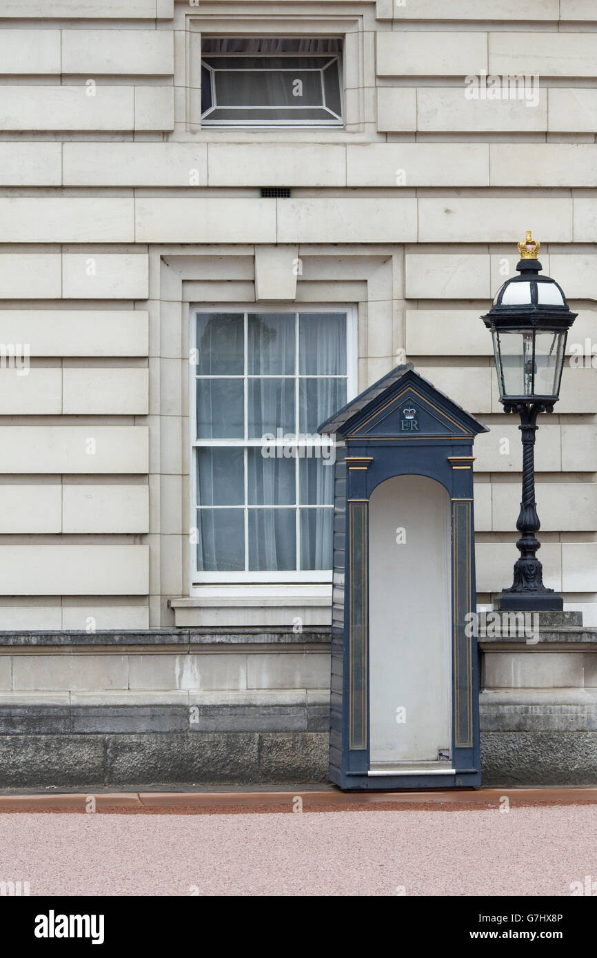 Guard and sentry box, Buckingham Palace, London Stock Photo - Alamy