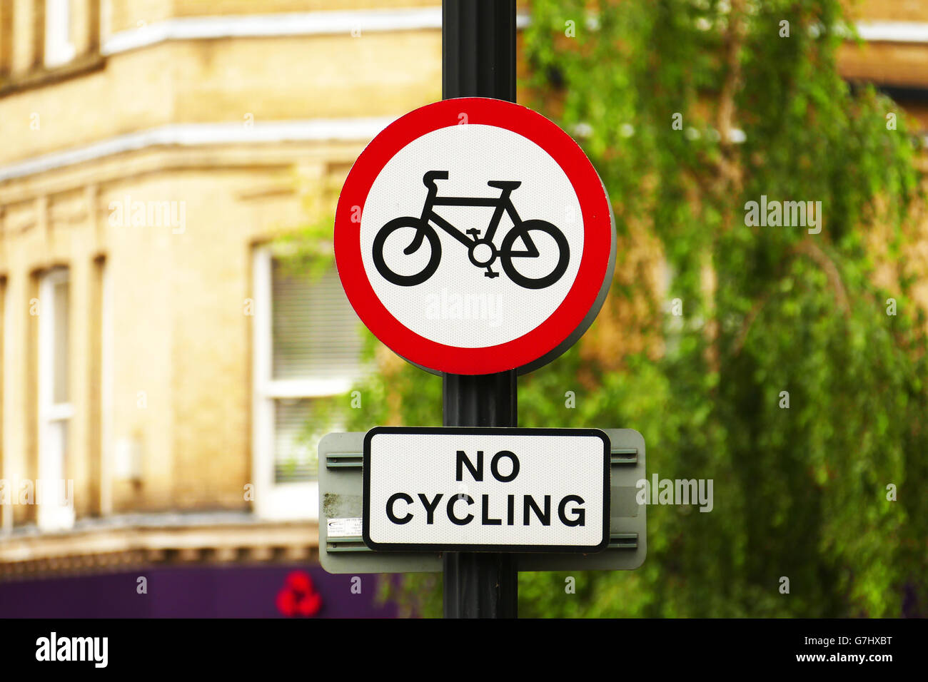 'No cycling' on the pavement sign, Wanstead, London E11 Stock Photo - Alamy