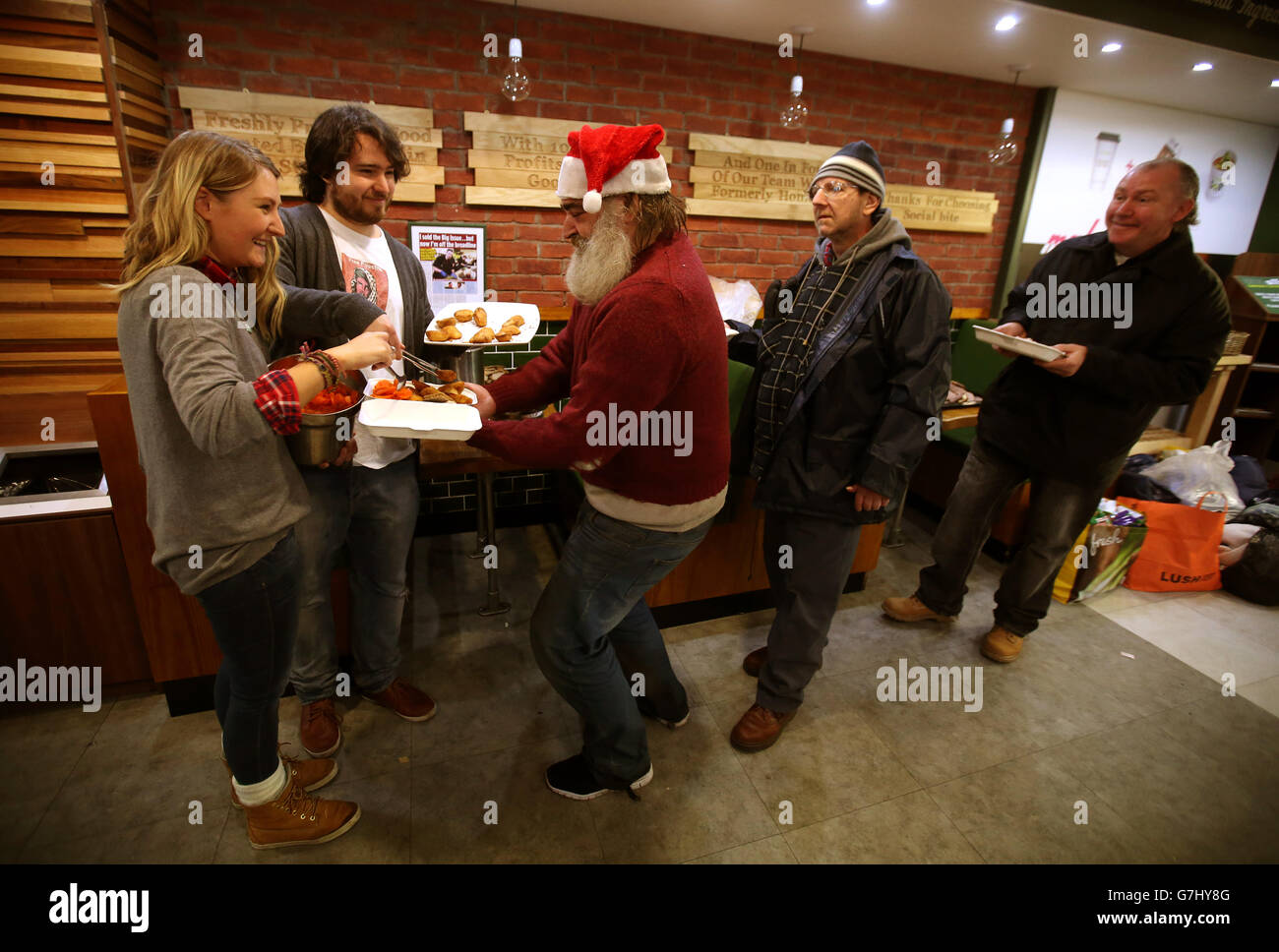 Christmas dinner joy for homeless Stock Photo - Alamy