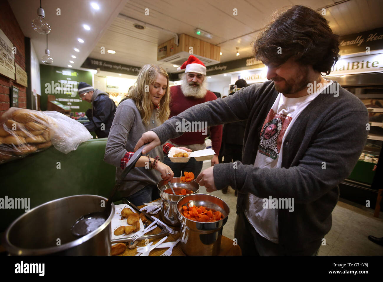 Christmas dinner joy for homeless Stock Photo - Alamy