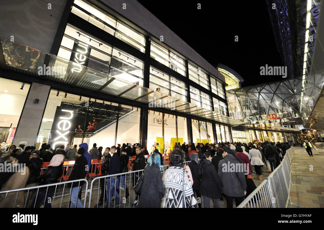 Queue shoppers outside hi-res stock photography and images - Alamy