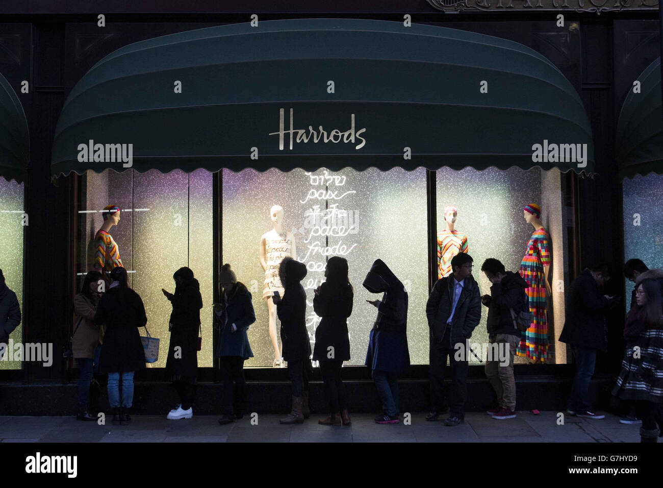 Shoppers queue outside harrods in knightsbridge hi-res stock ...