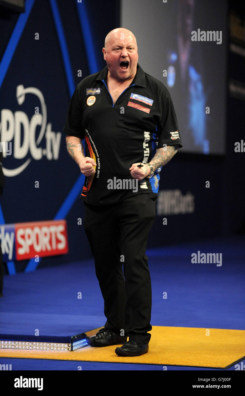 Andy Hamilton celebrates winning a leg during his match against Kyle ...