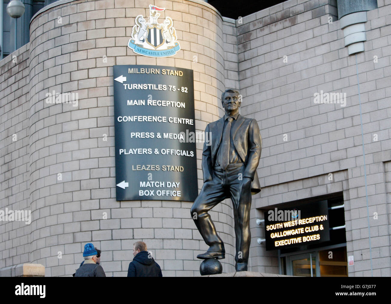 Sir bobby robson statue outside st james park hi-res stock photography ...