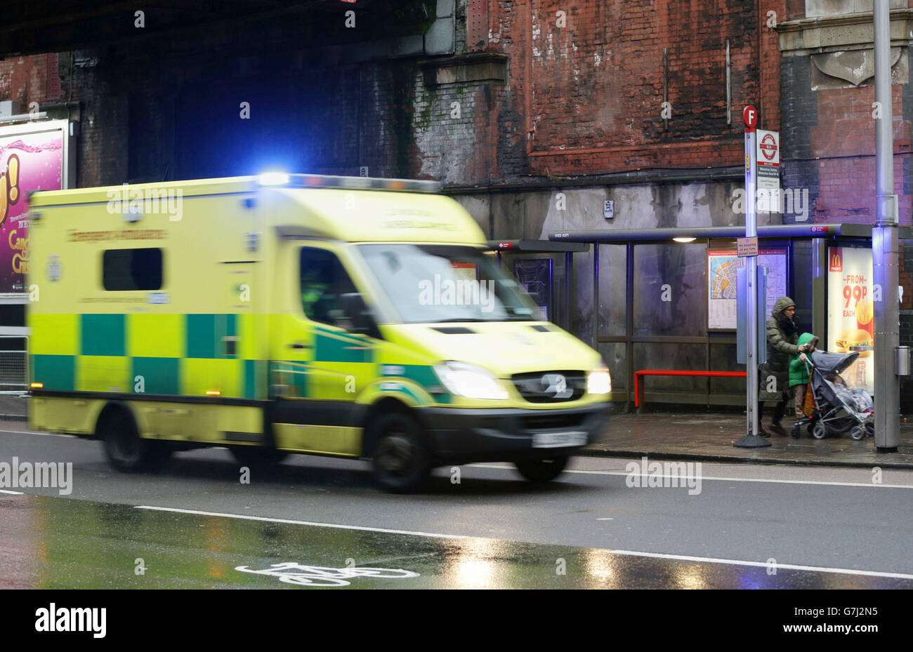 Bus outside waterloo station hi-res stock photography and images - Alamy