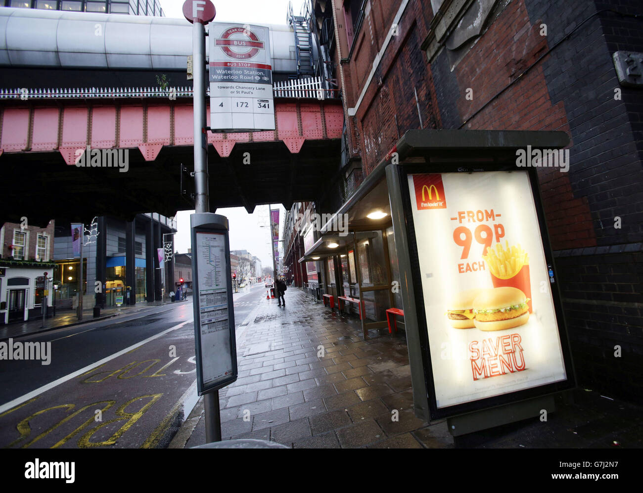 Bus outside waterloo station hi-res stock photography and images - Alamy