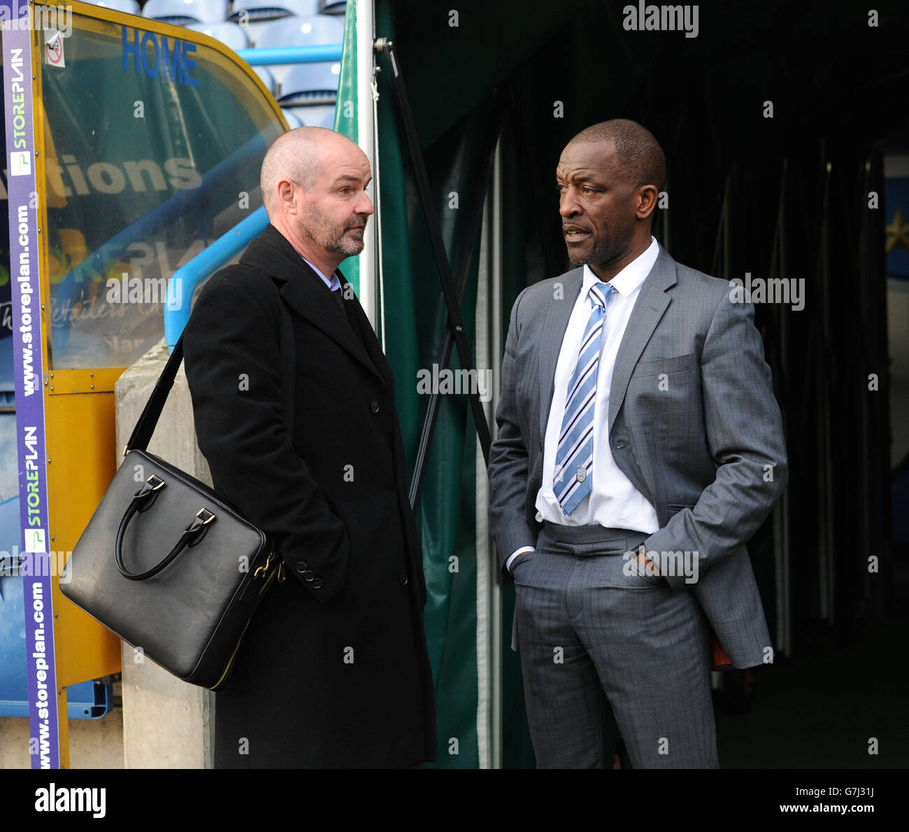 Reading FC manager Steve Clarke (left) and Huddersfield Town manager ...