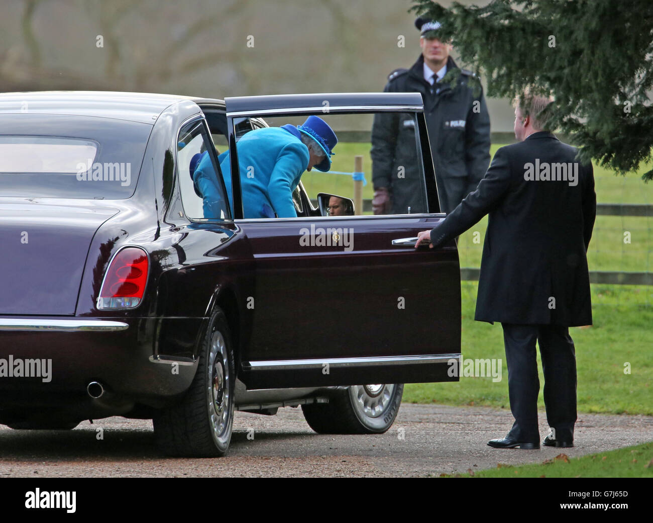 Queen attends sunday church service hi-res stock photography and images ...