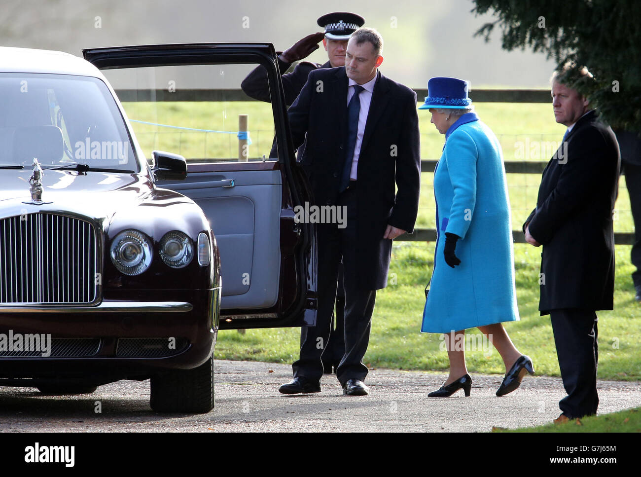 Queen attends sunday church service hi-res stock photography and images ...
