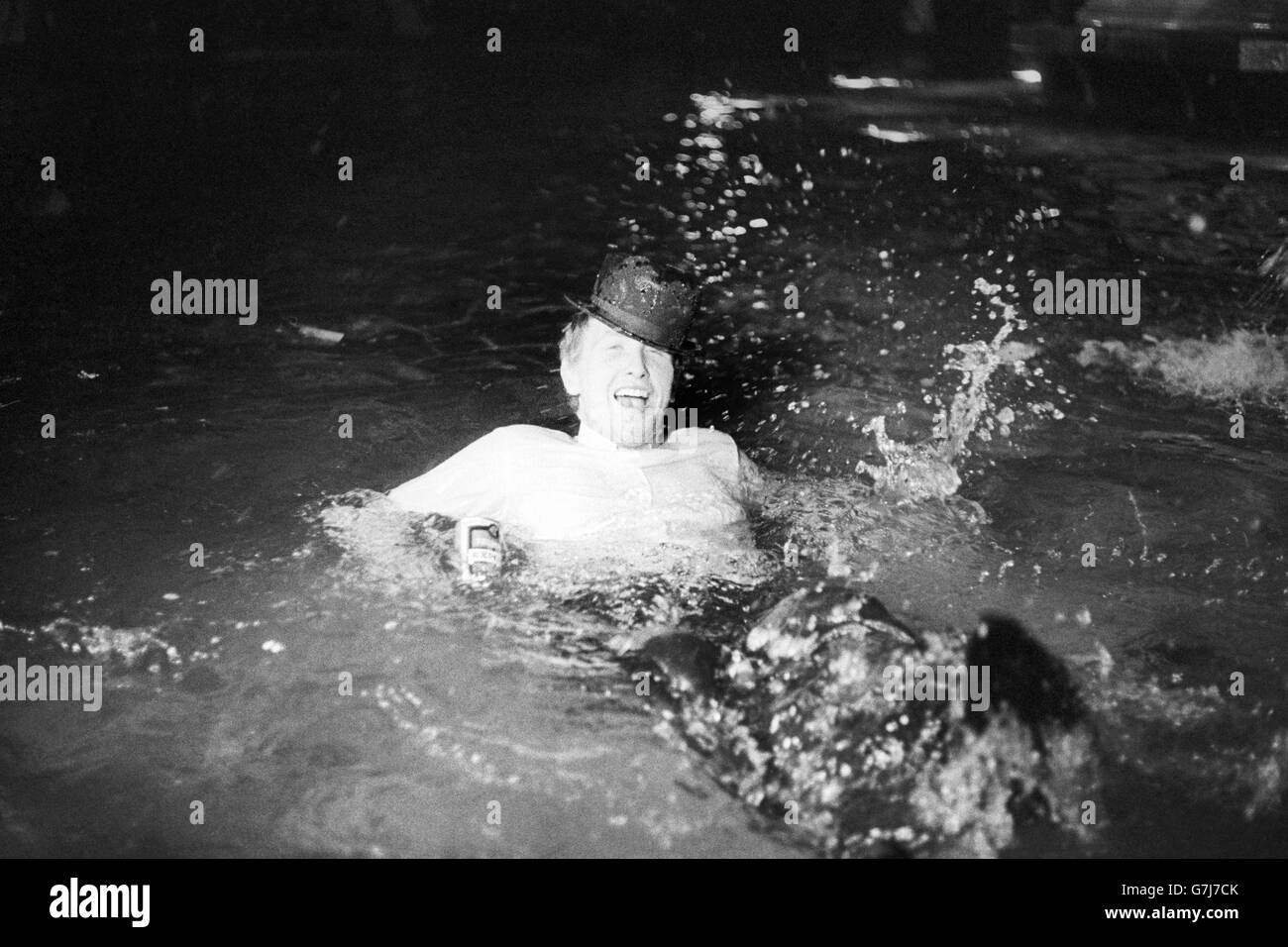 Trafalgar square fountains Black and White Stock Photos & Images - Alamy