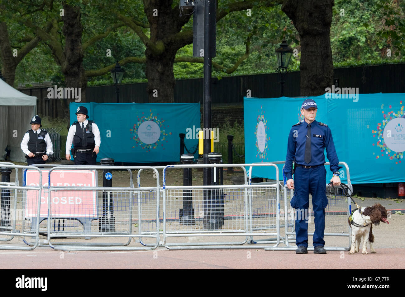 Officers metropolitan police dog hi-res stock photography and images ...