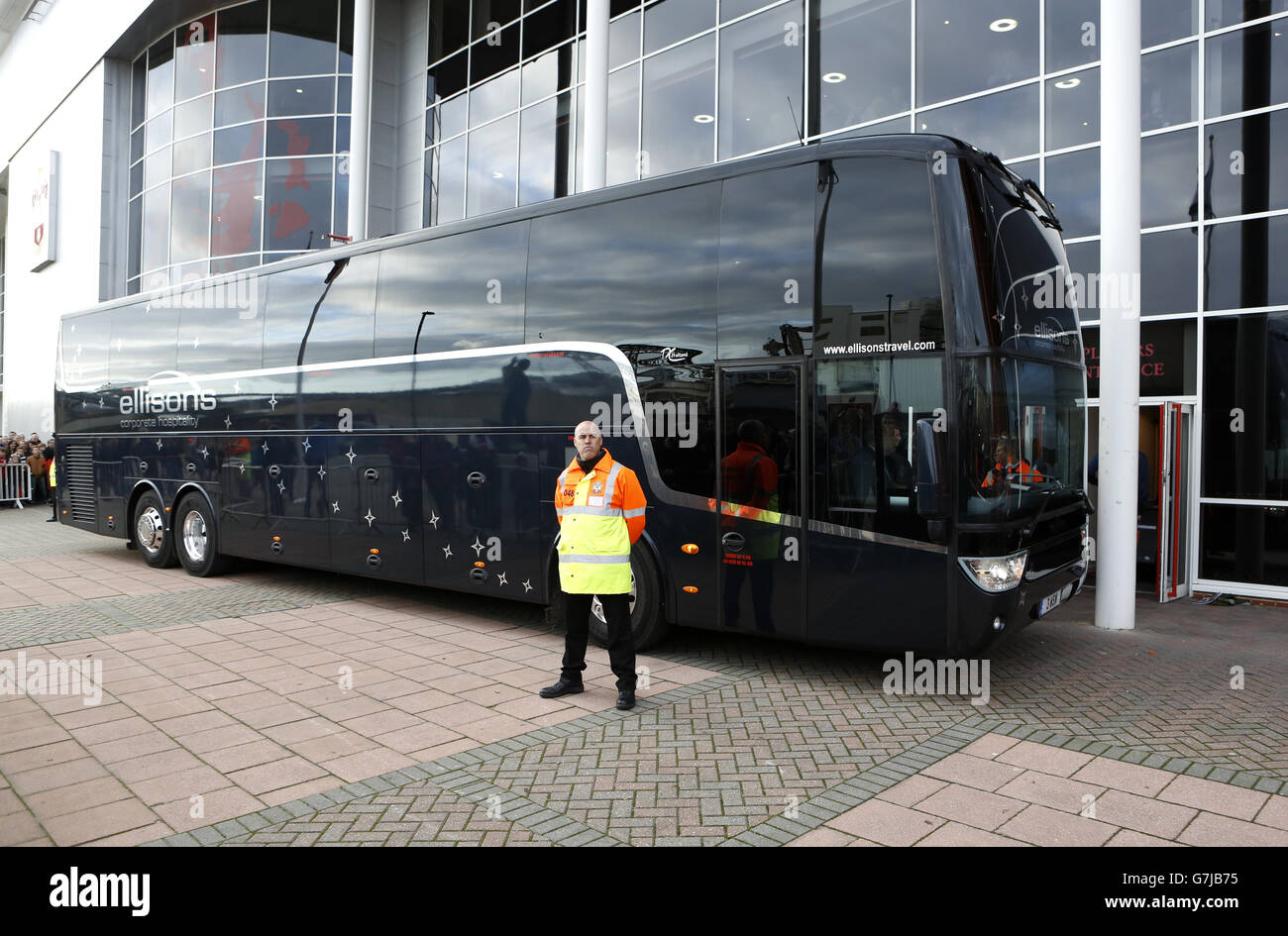 The everton team bus at st marys stadium hi-res stock photography and ...