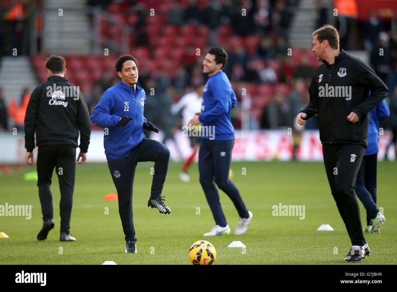 Everton's Steven Pienaar, Antolin Alcaraz and coach Duncan Ferguson ...
