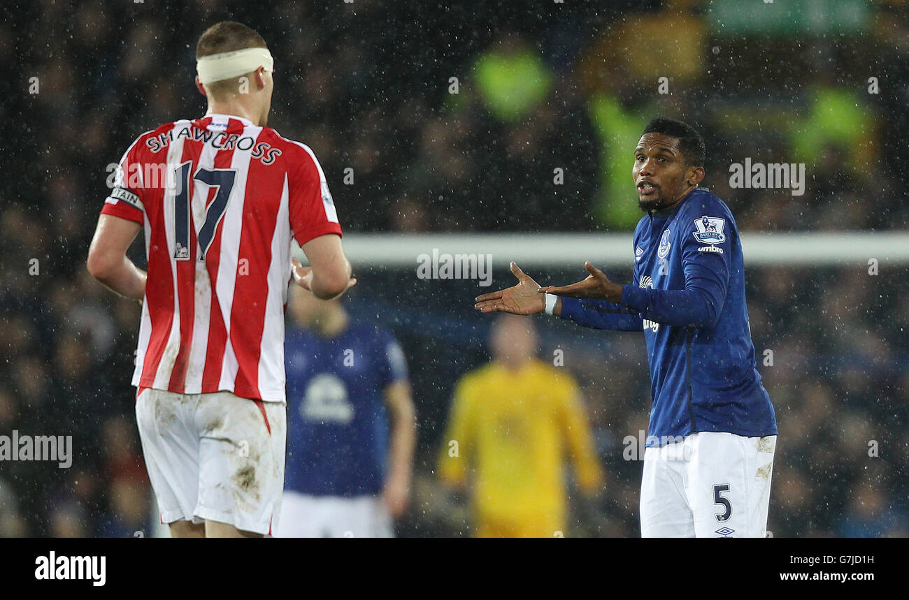 Everton's Samuel Eto's and Stoke City's Ryan Shawcross Stock Photo - Alamy