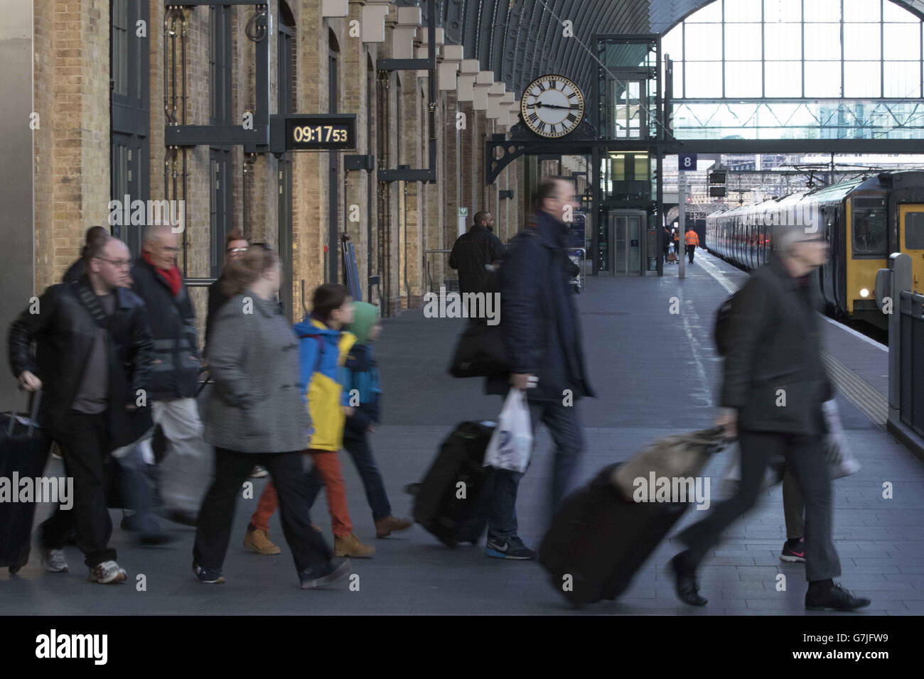 News rail kings cross station hi-res stock photography and images - Alamy