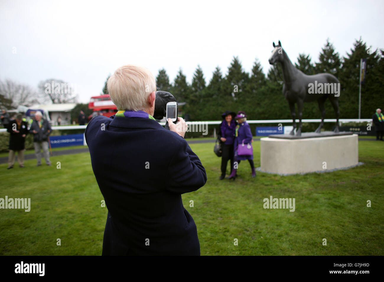 The parade ring at kempton park racecourse hi-res stock photography and ...