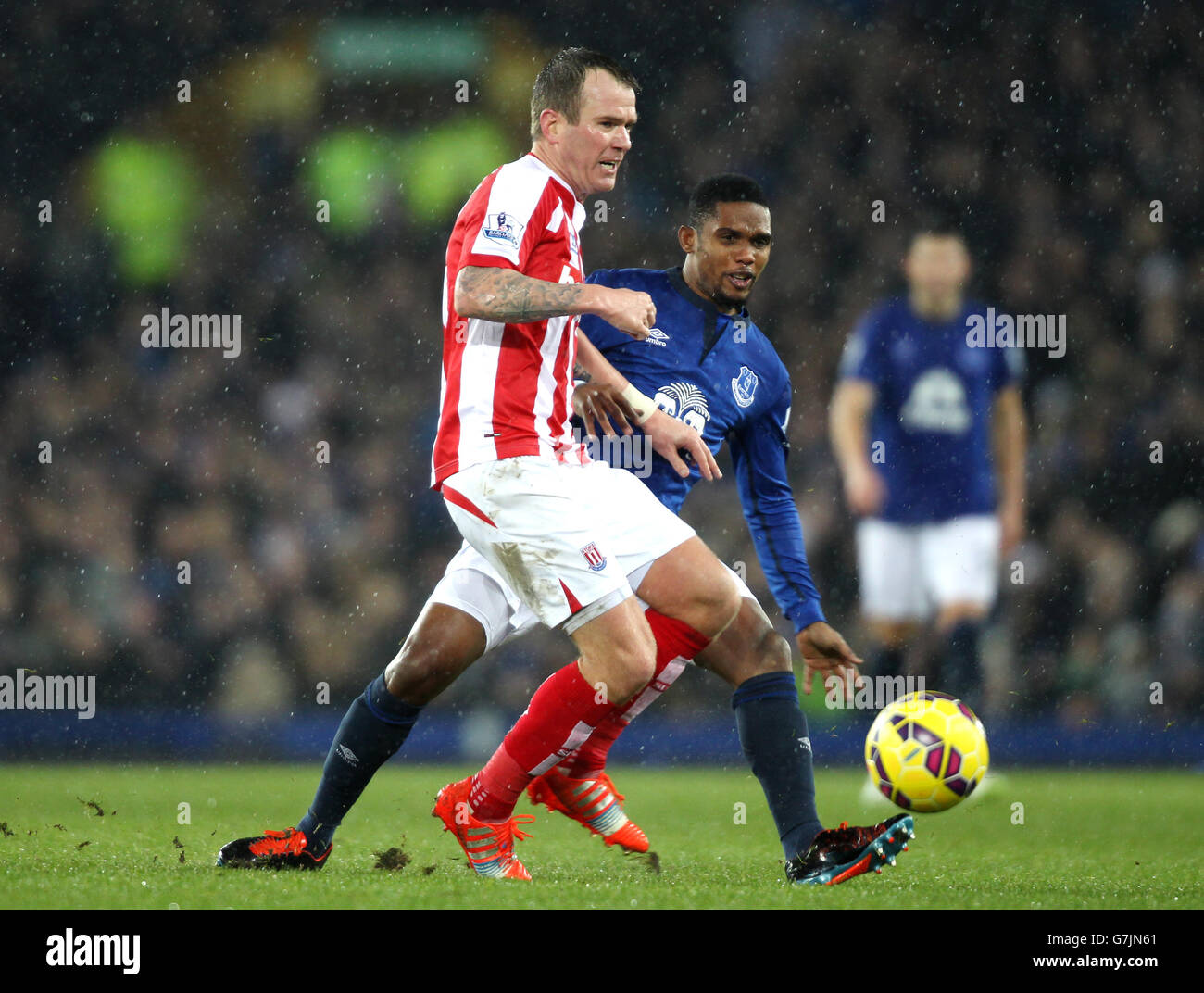 Everton's Samuel Eto'o and Stoke City's Glenn Whelan (left) battle for ...