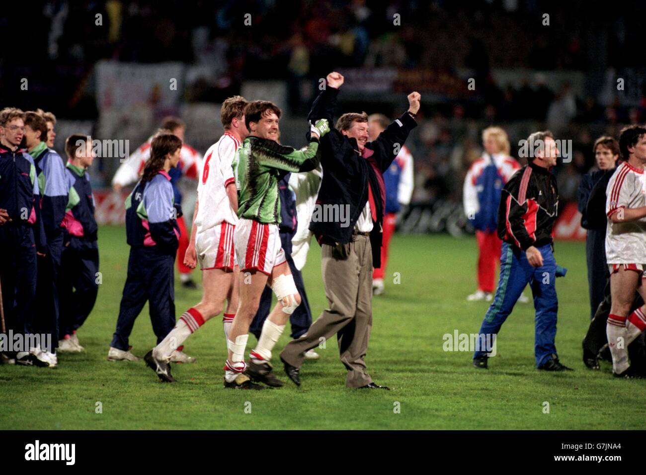 Manchester United goalkeeper Les Sealey celebrates with his manager ...