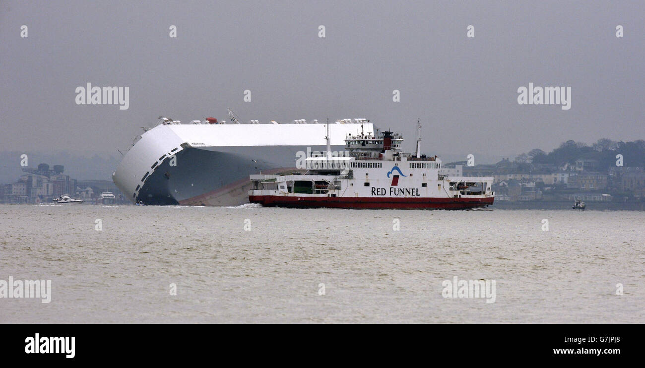Red funnel ship hi-res stock photography and images - Alamy