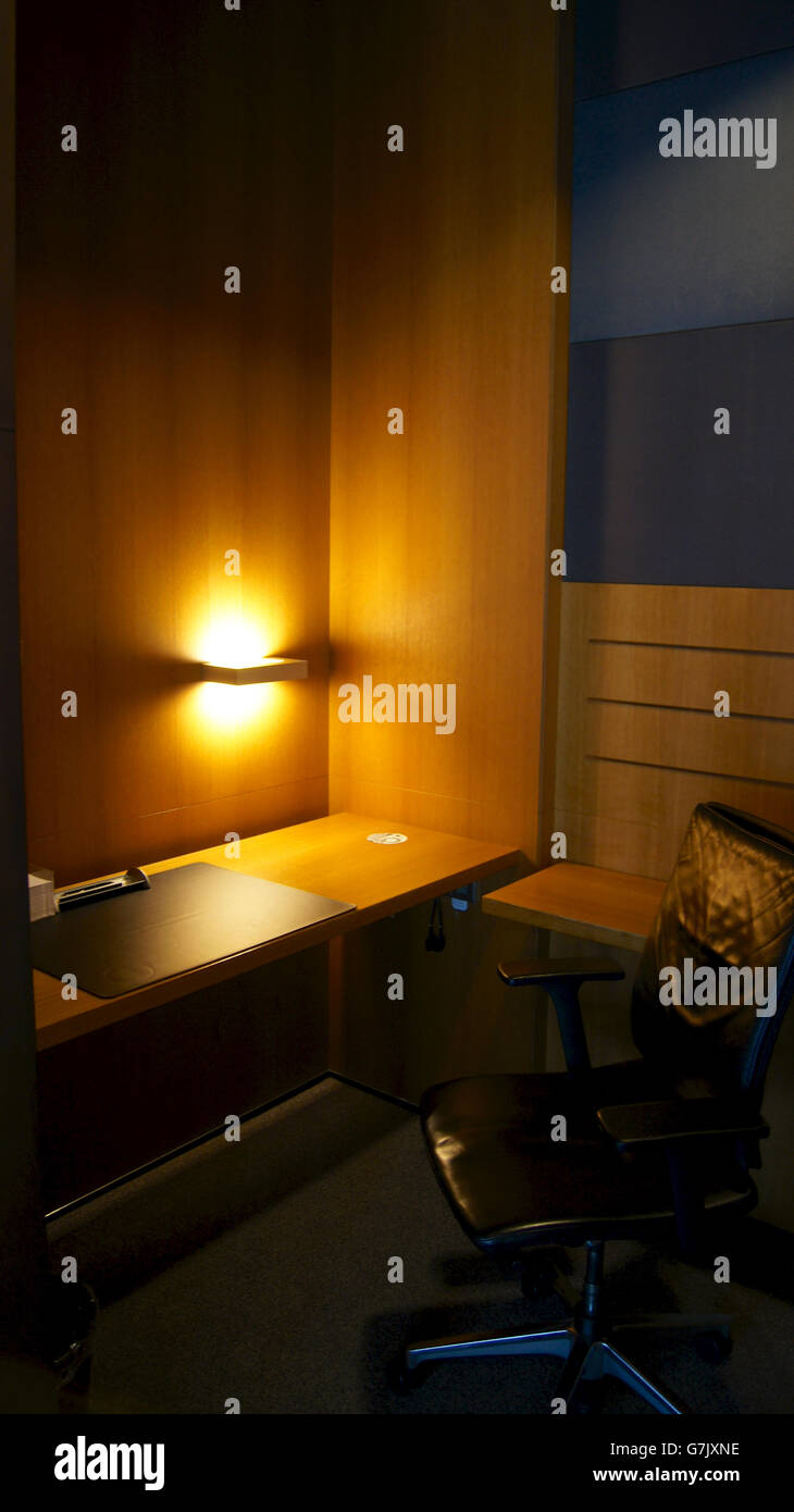 Emirates lounge first class dubai hi-res stock photography and images ...