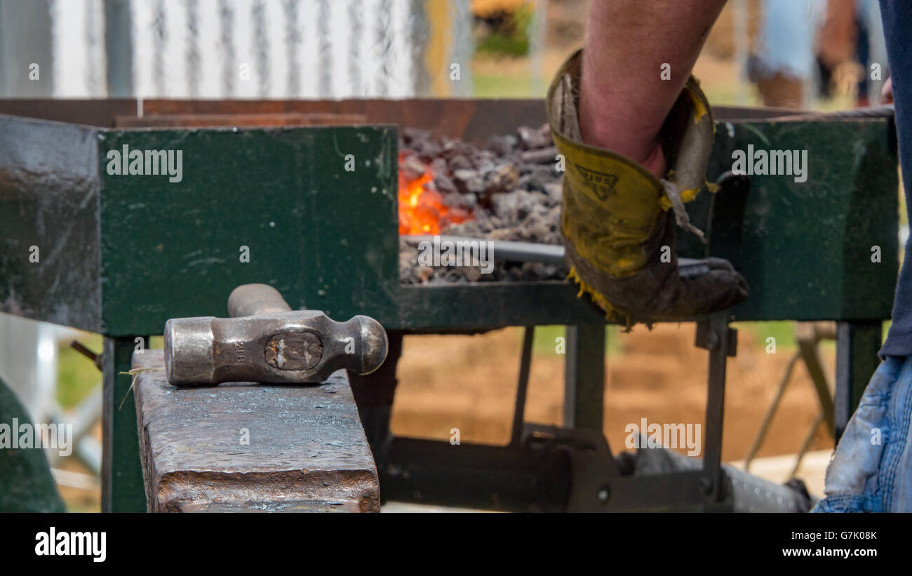 Blacksmith and anvil hi-res stock photography and images - Alamy