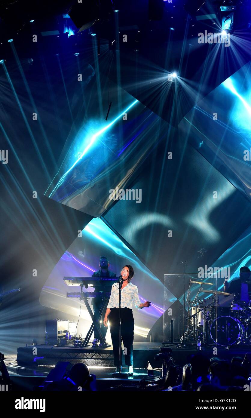 Jessie ware performing hi-res stock photography and images - Alamy