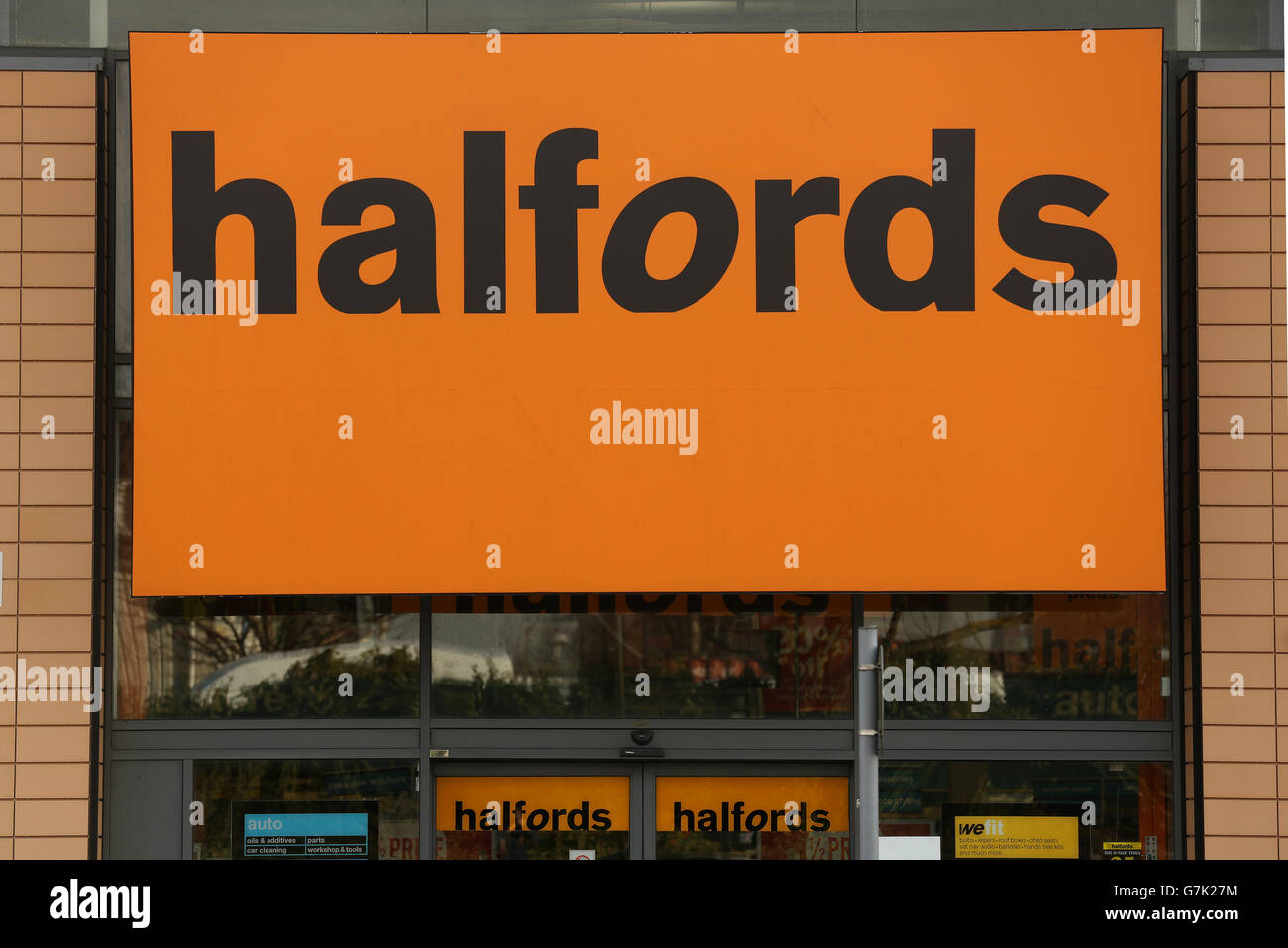 Halfords stock. A Halfords store in Cambridge Stock Photo - Alamy