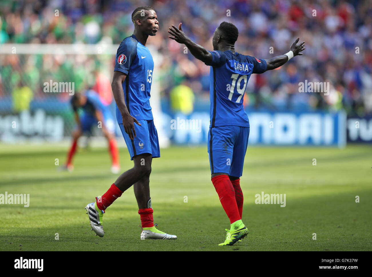 France's Paul Pogba (left) and team-mate Bacary Sagna celebrate at the ...