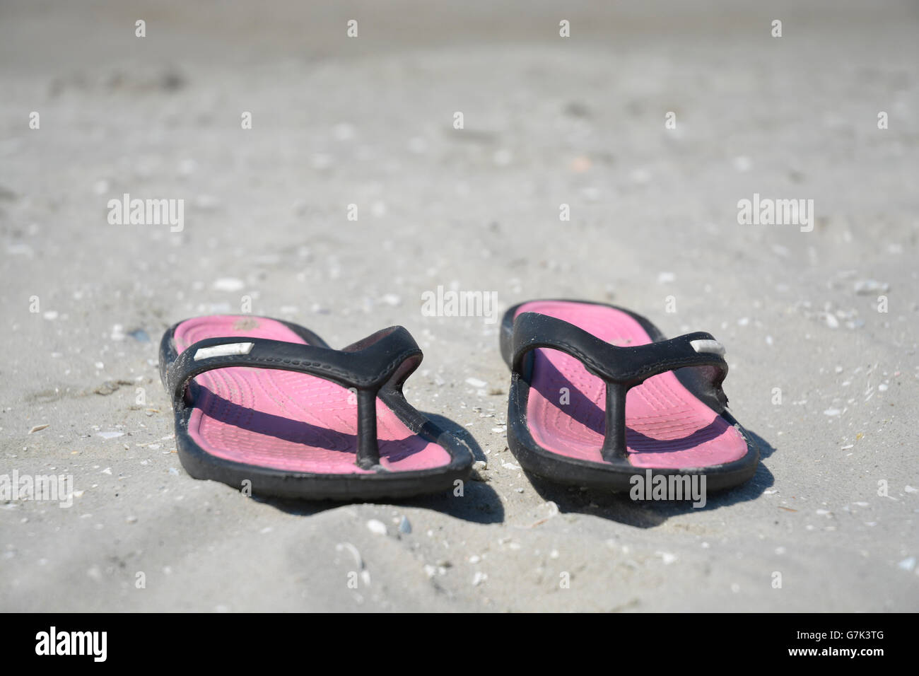 Feet in pink flip flops hi-res stock photography and images - Alamy