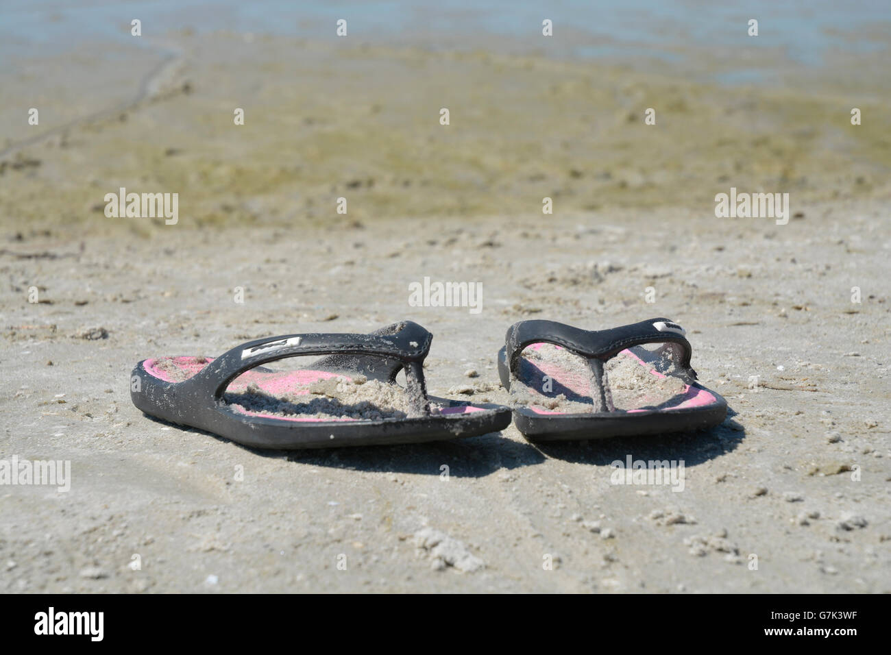 Feet in pink flip flops hi-res stock photography and images - Alamy
