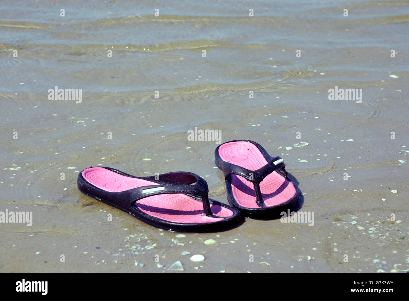 Feet in pink flip flops hi-res stock photography and images - Alamy