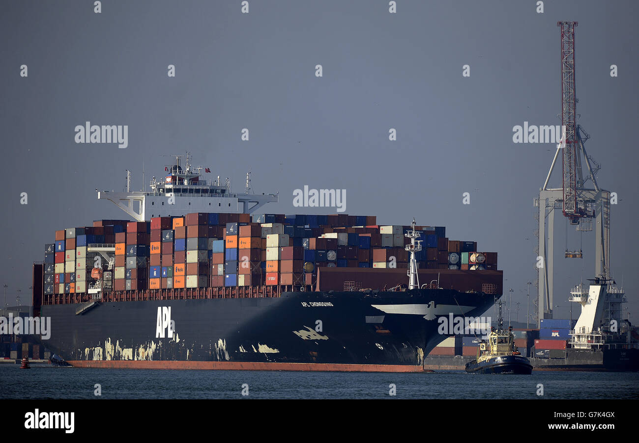APL (American President Line) container ship Chongqing is towed by a ...