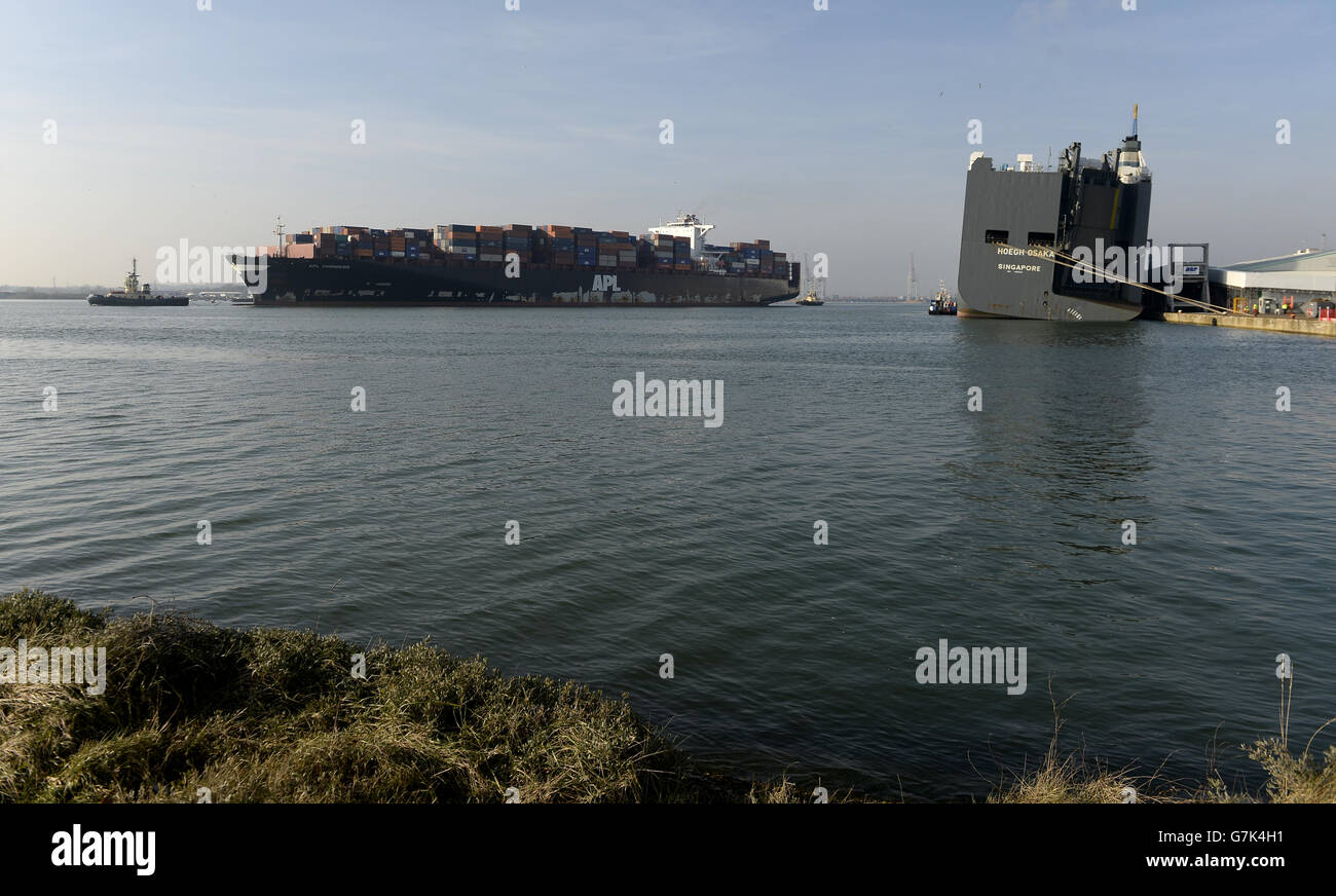 APL (American President Line) container ship Chongqing makes it's way ...