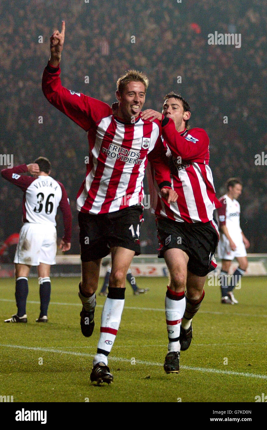 Southamptons peter crouch celebrates scoring hi-res stock photography ...
