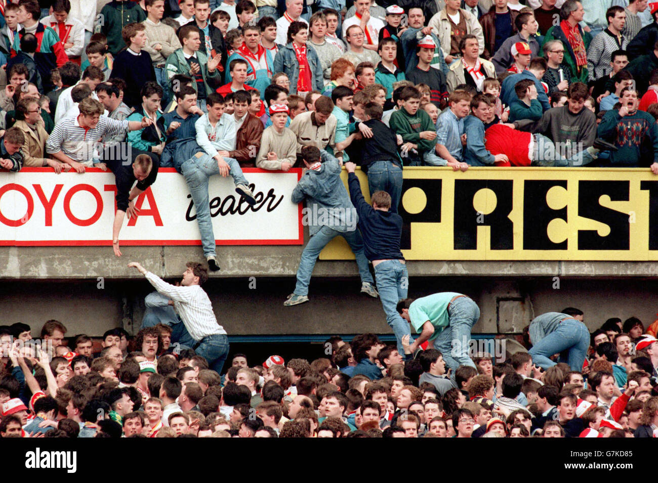 Football crowd terraces hi-res stock photography and images - Alamy